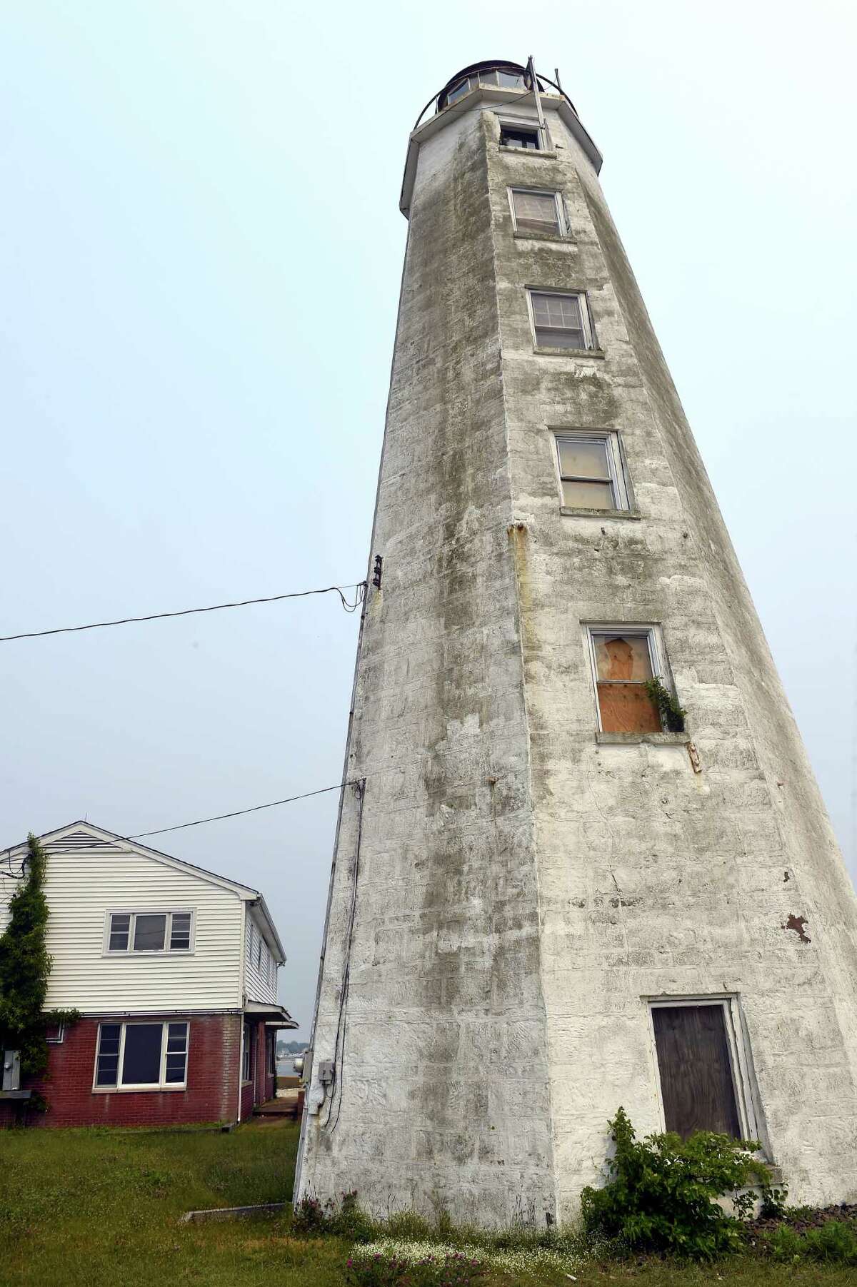 Old Saybrooks Iconic Lynde Point Lighthouse Is Up For Grabs