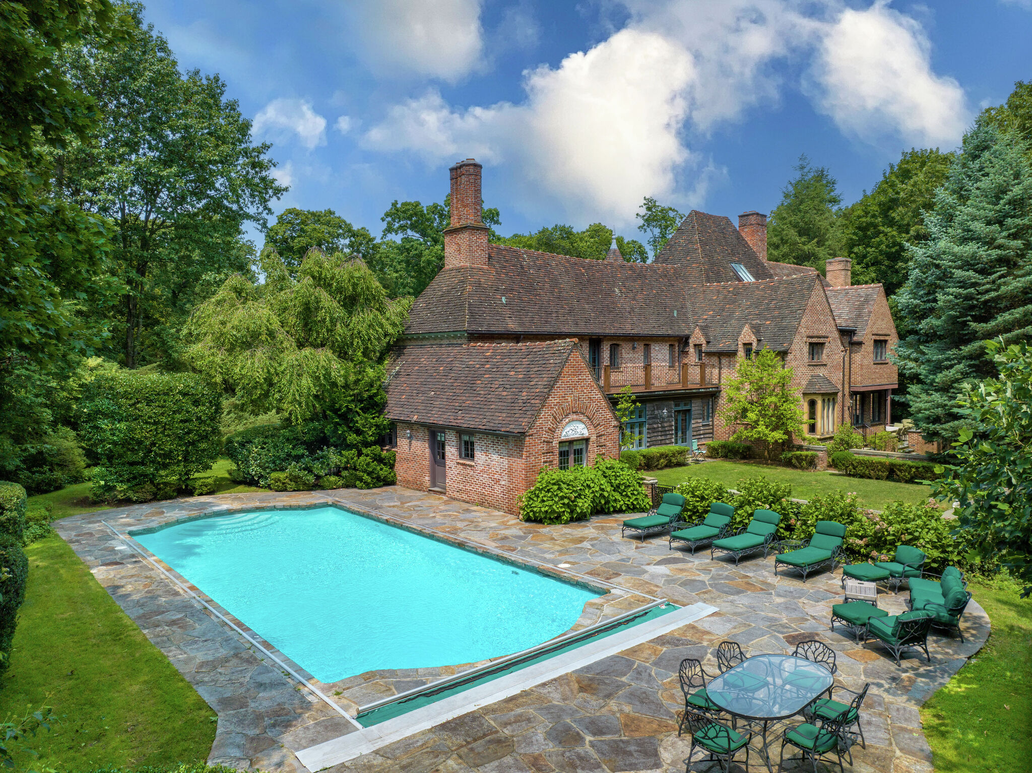 Guess the price of this English manor in Greenwich with modern amenities