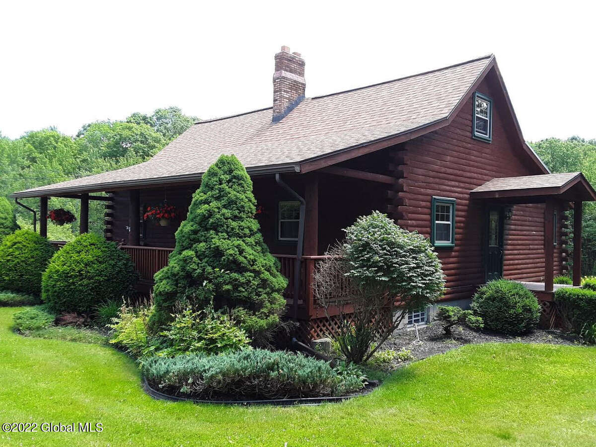 How much does this 1980s Grafton log house cost?