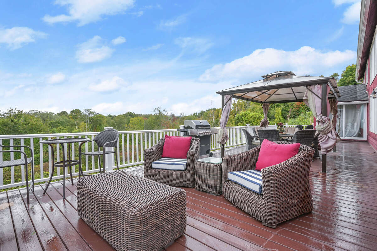 Guess the price of this 100-year-old renovated Connecticut barn