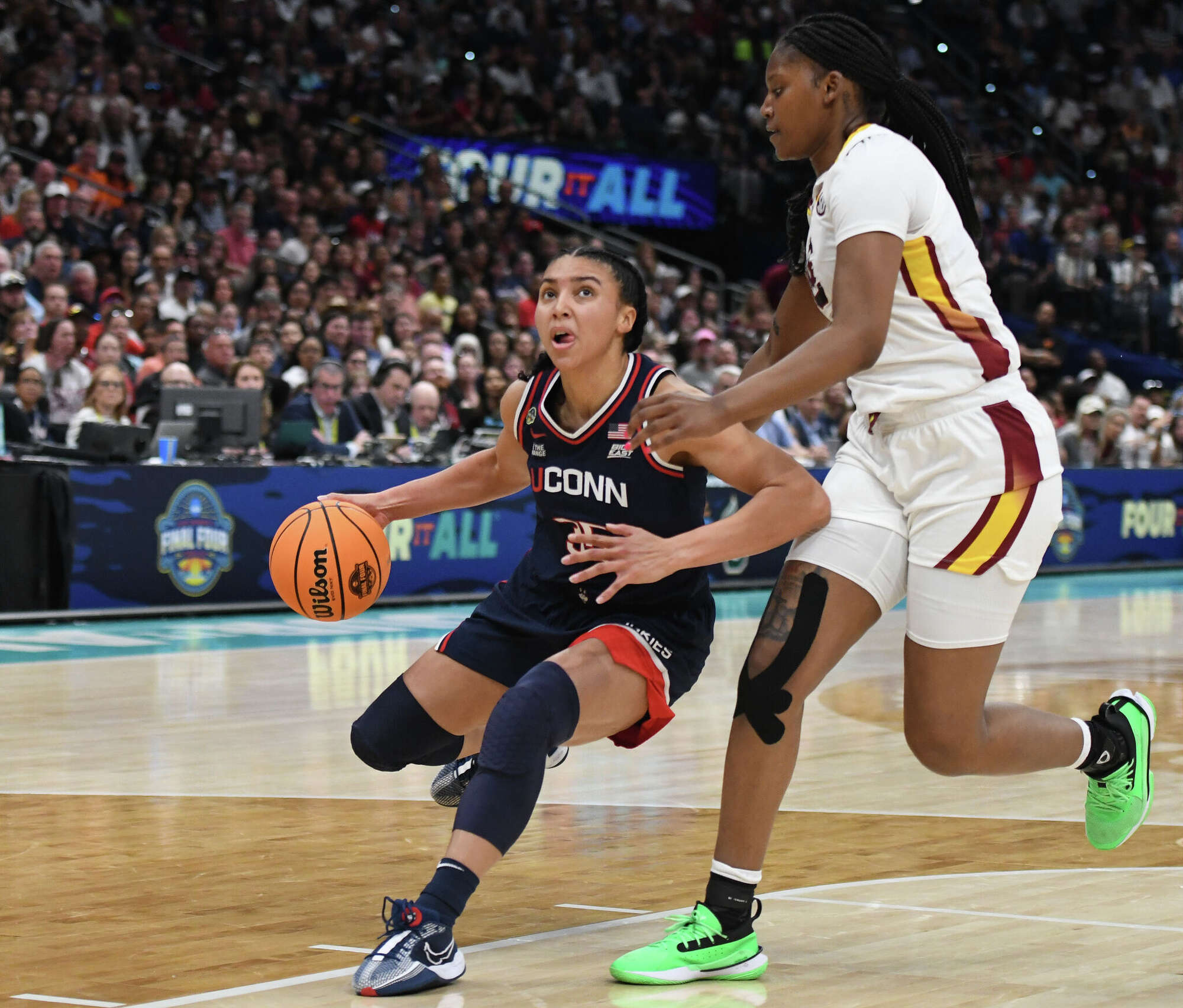 In photos: Inside UConn's history-making NCAA win over South Carolina