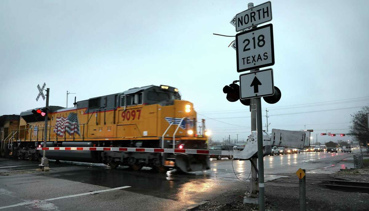Pat Booker traffic snarling from gate closure at San Antonio area ...