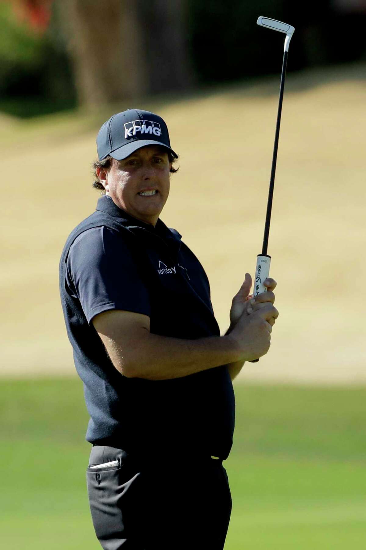Putter heats up to keep Lefty in lead