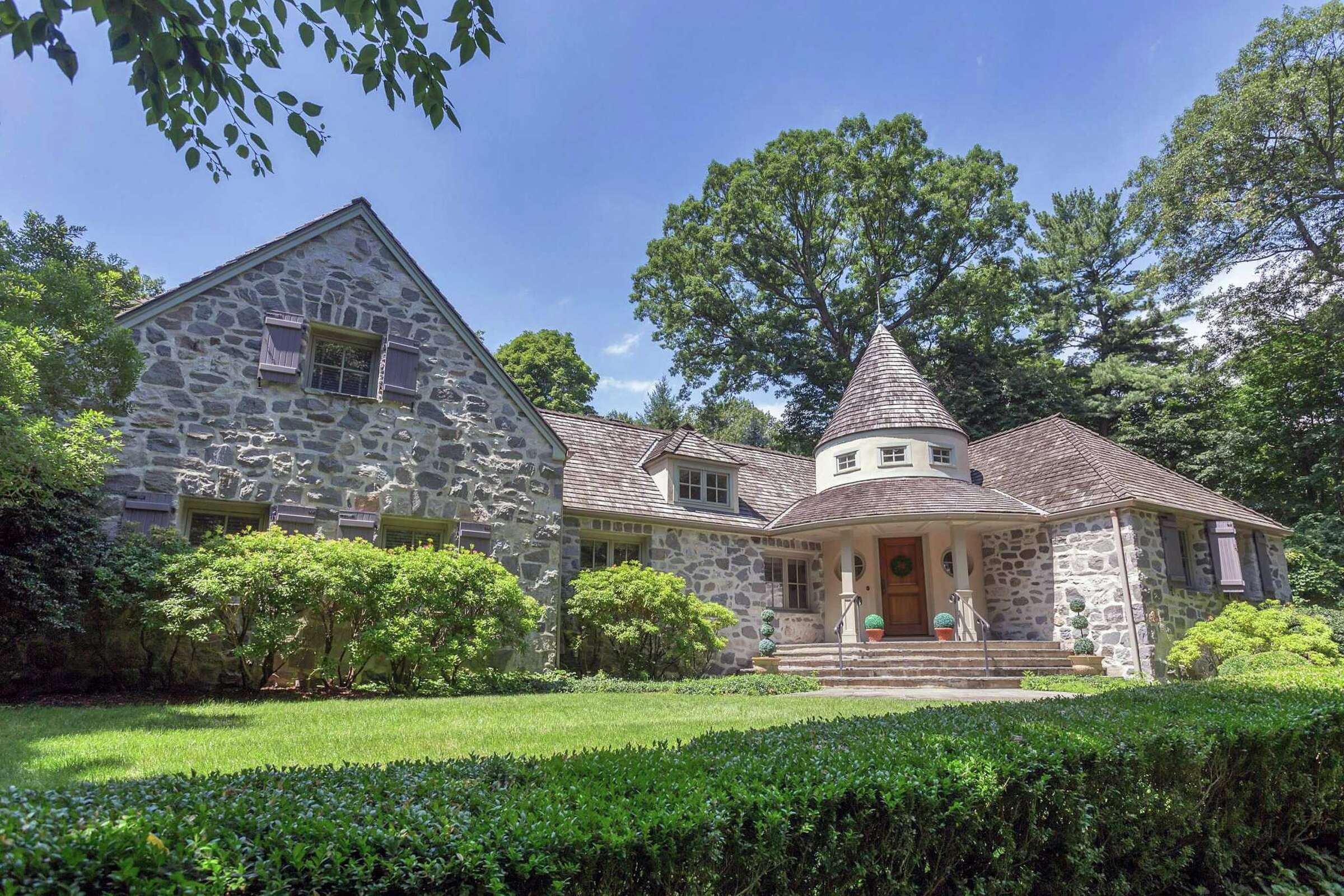 On the Market / Stone house built by renowned architect