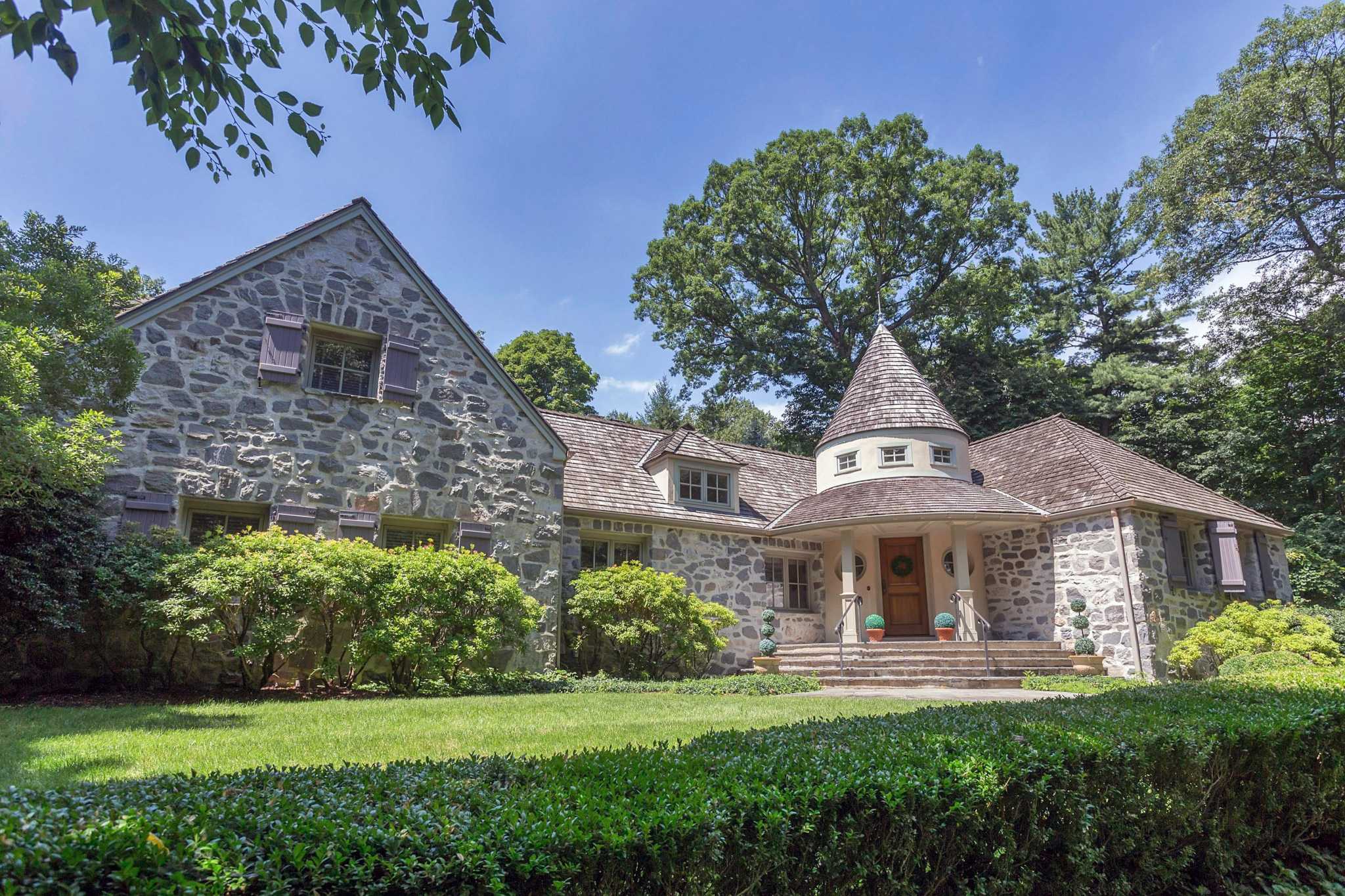 On the Market / Stone house built by renowned architect