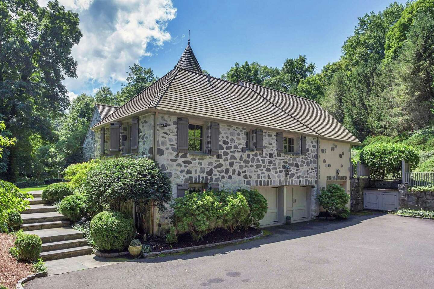 On the Market / Stone house built by renowned architect