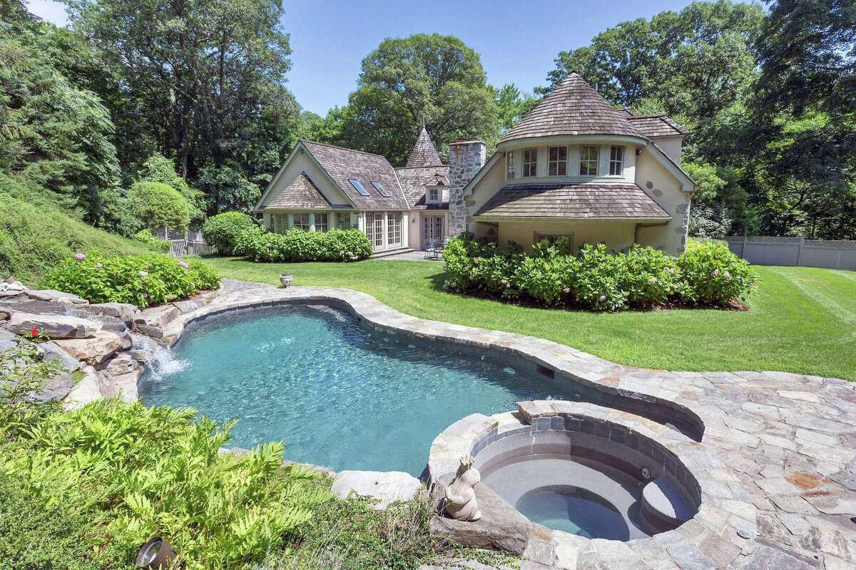 On the Market / Stone house built by renowned architect