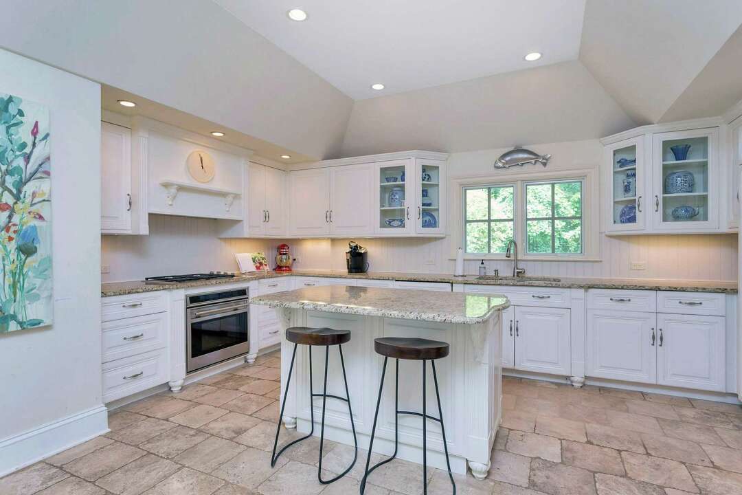 On the Market / Stone house built by renowned architect