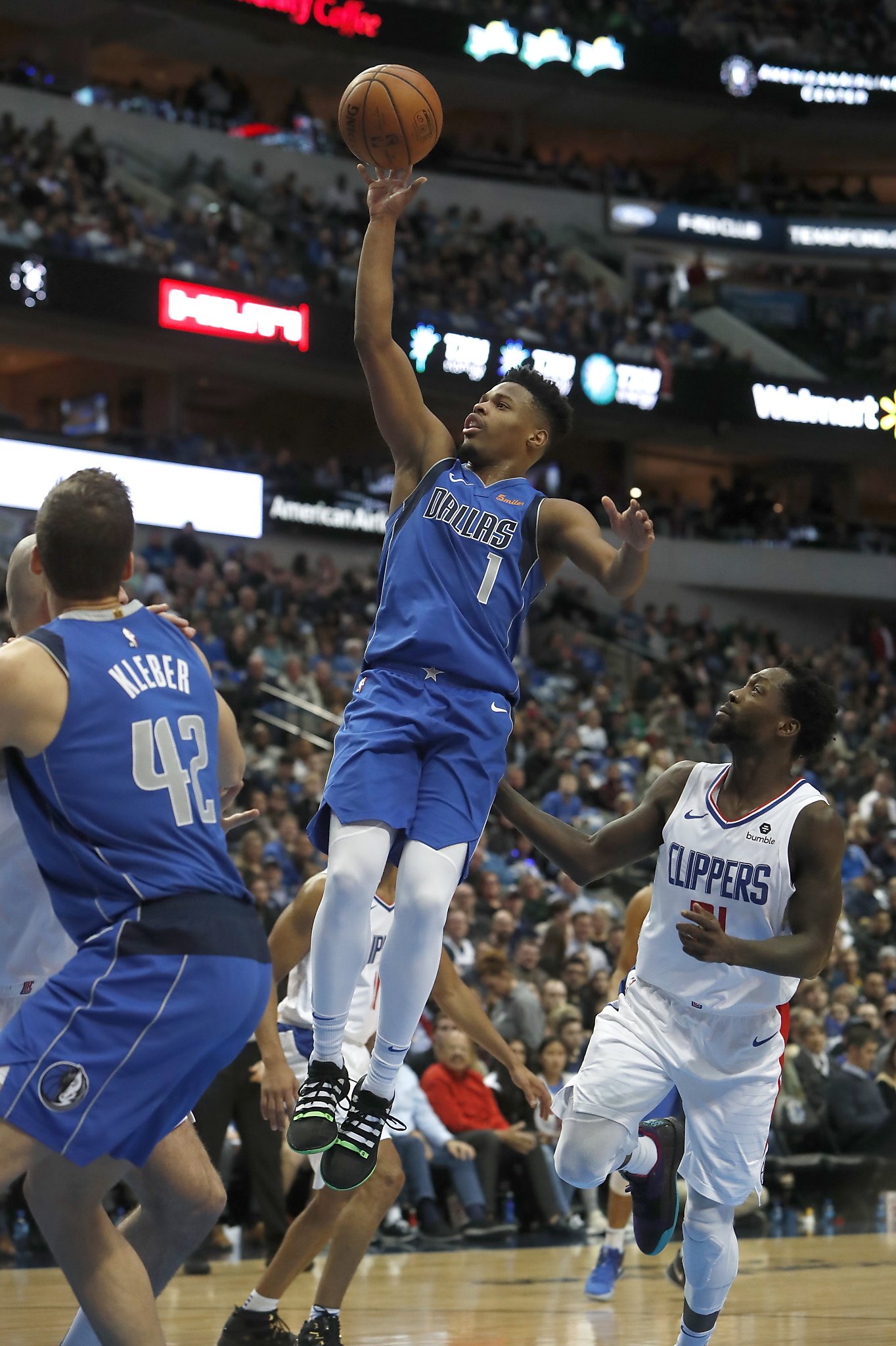 Dennis Smith returns to lead Mavs to a win