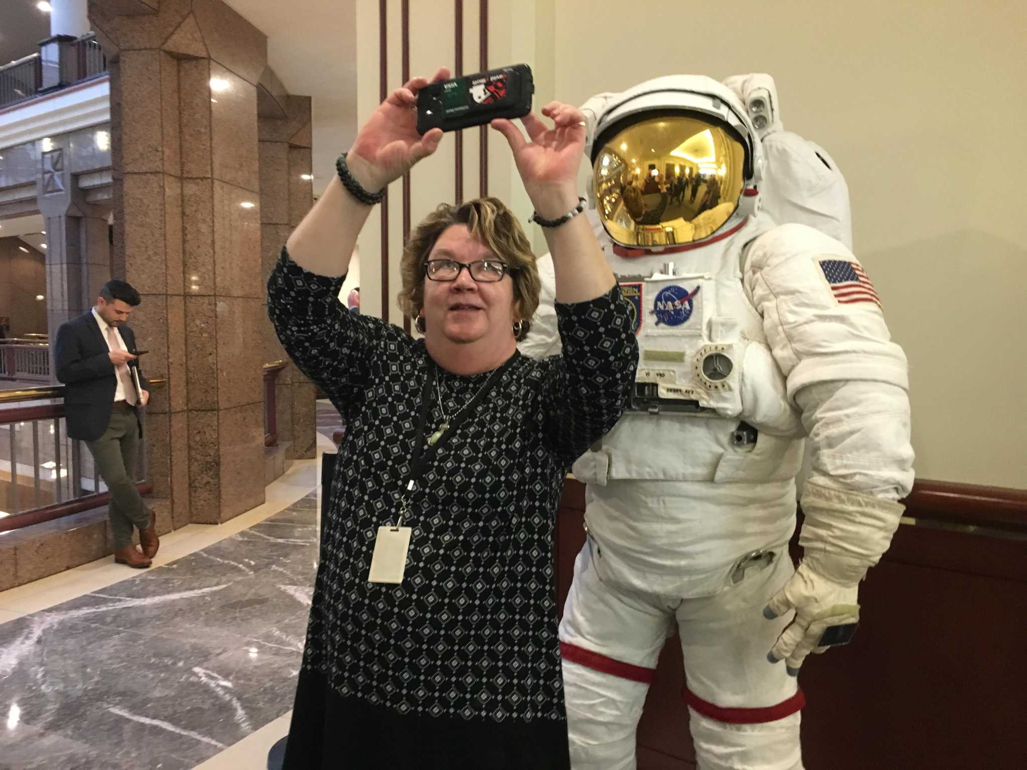 Dan Haar: Federal shutdown vs. space summit — Summit wins!