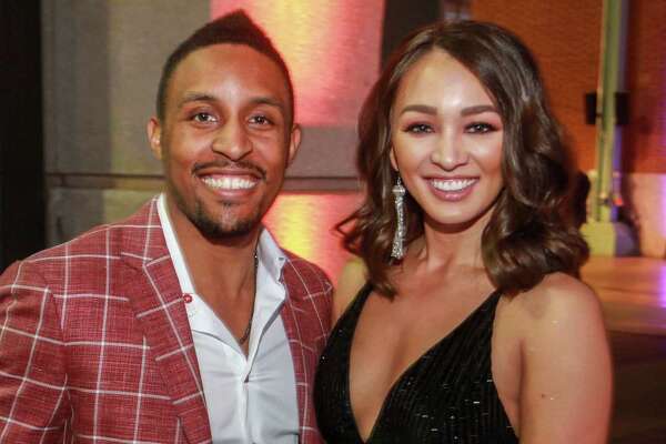 Man shot in the head while girlfriend slept at Houston apartment ...