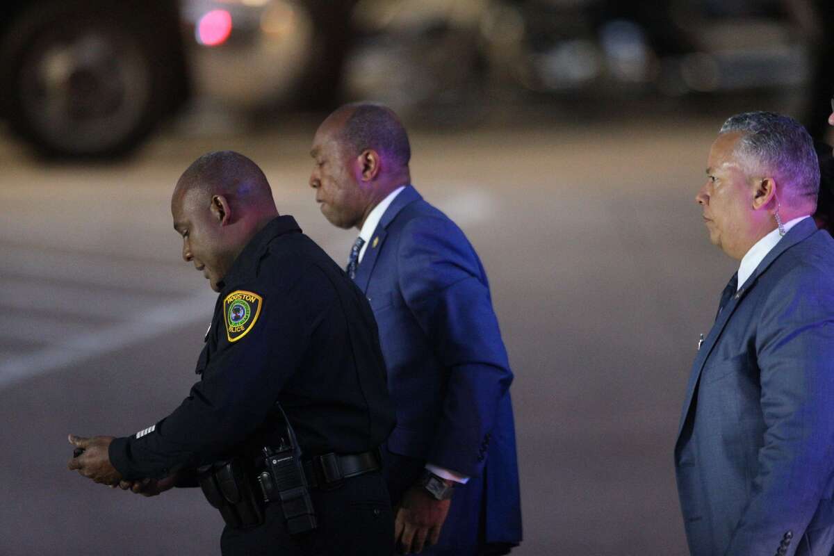 4 HPD officers shot in southeast Houston narcotics operation, a fifth ...