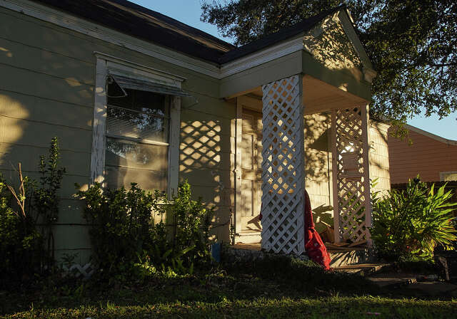 Houston police narcotics officer under investigation after deadly raid ...