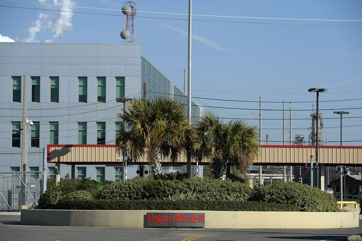 Oil majors move to prepare refineries for West Texas crude