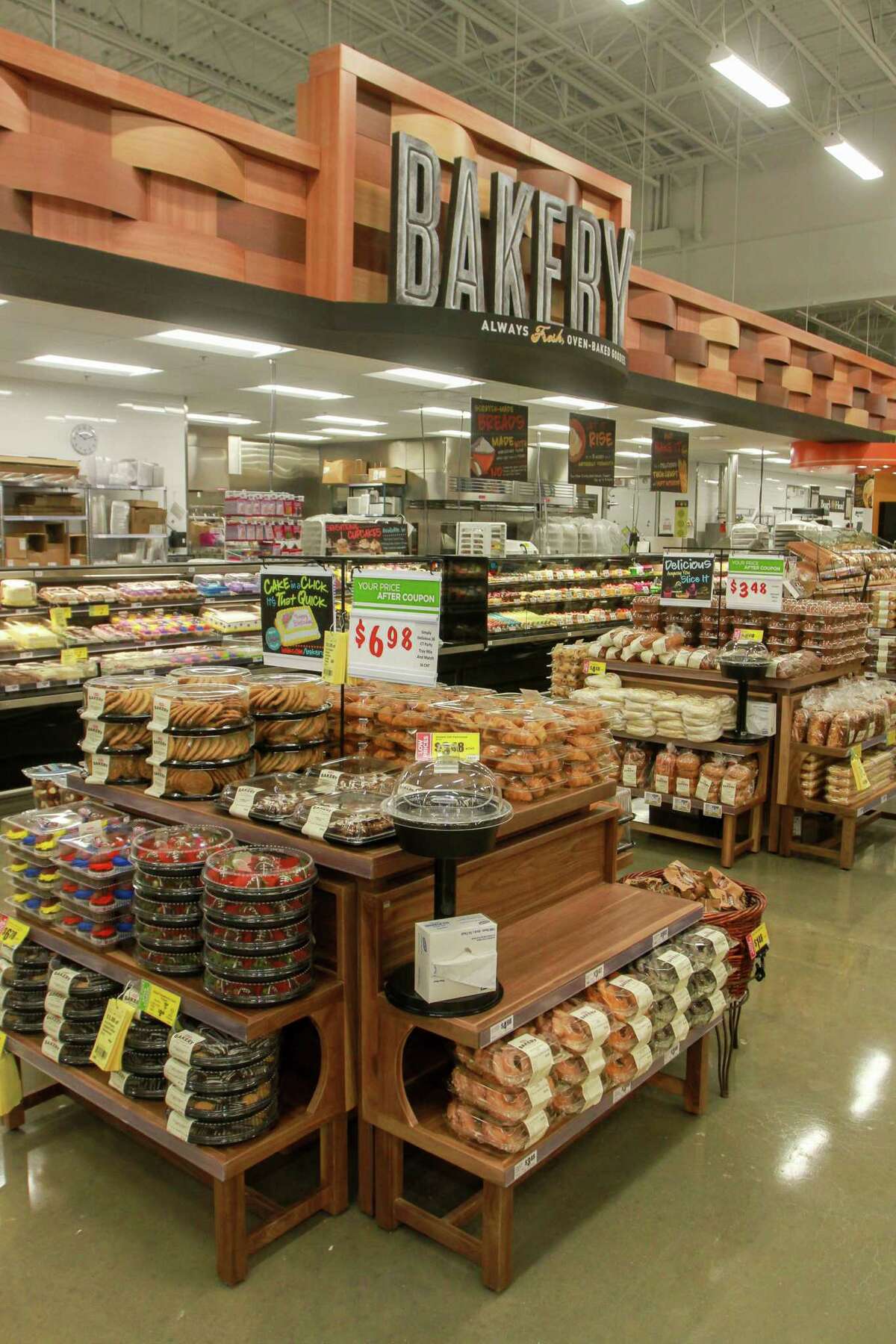 VIPs turn out to tour new Heights-area H-E-B store