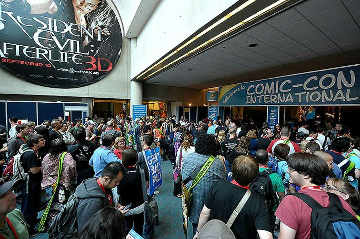 Comic-Con kicks off with fans, flicks, costumes
