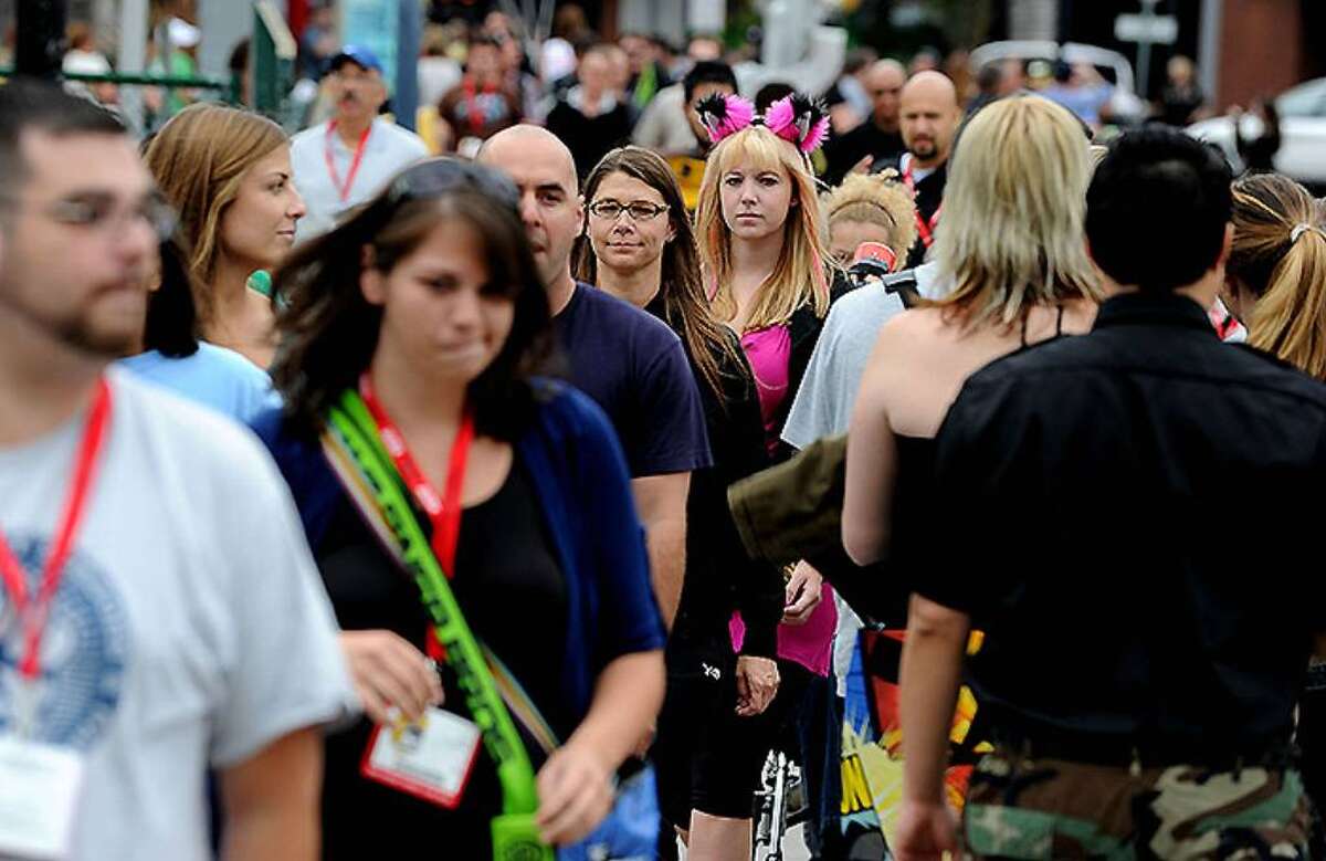 Comic-Con kicks off with fans, flicks, costumes