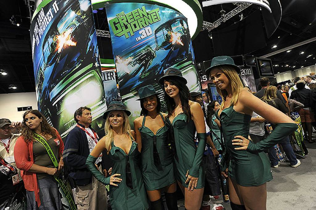 Comic-Con kicks off with fans, flicks, costumes