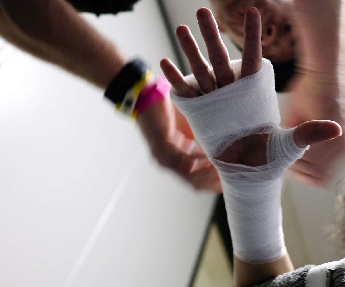 'Phone and fighting': Houston kickboxer walks away from first bout ...