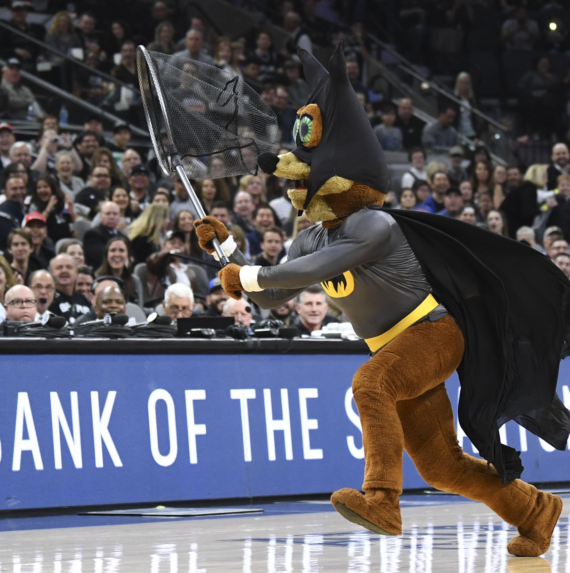 Spurs mascot Coyote saves game from bats