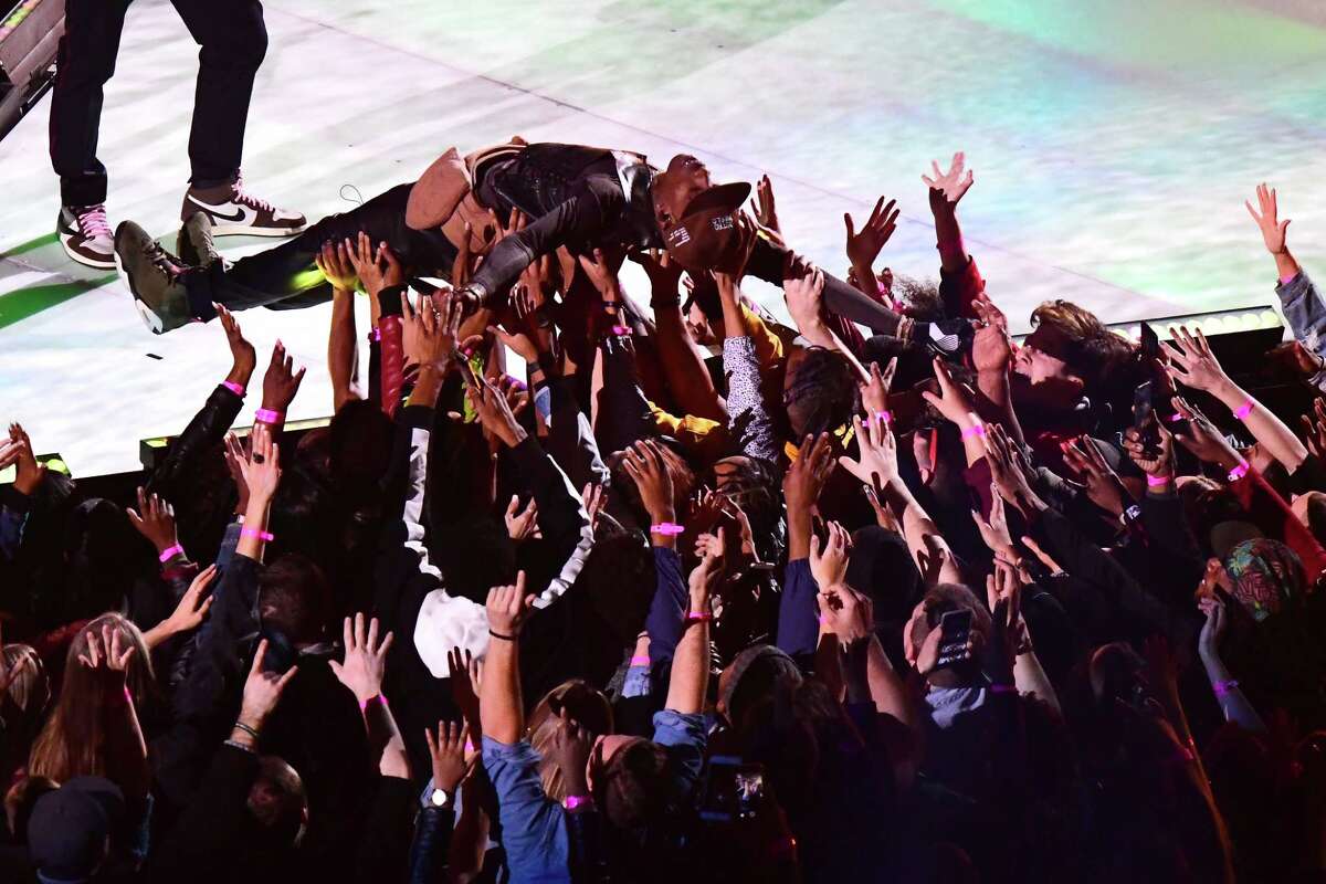 Even Travis Scott and SpongeBob aren't enough to save Maroon 5's Super ...