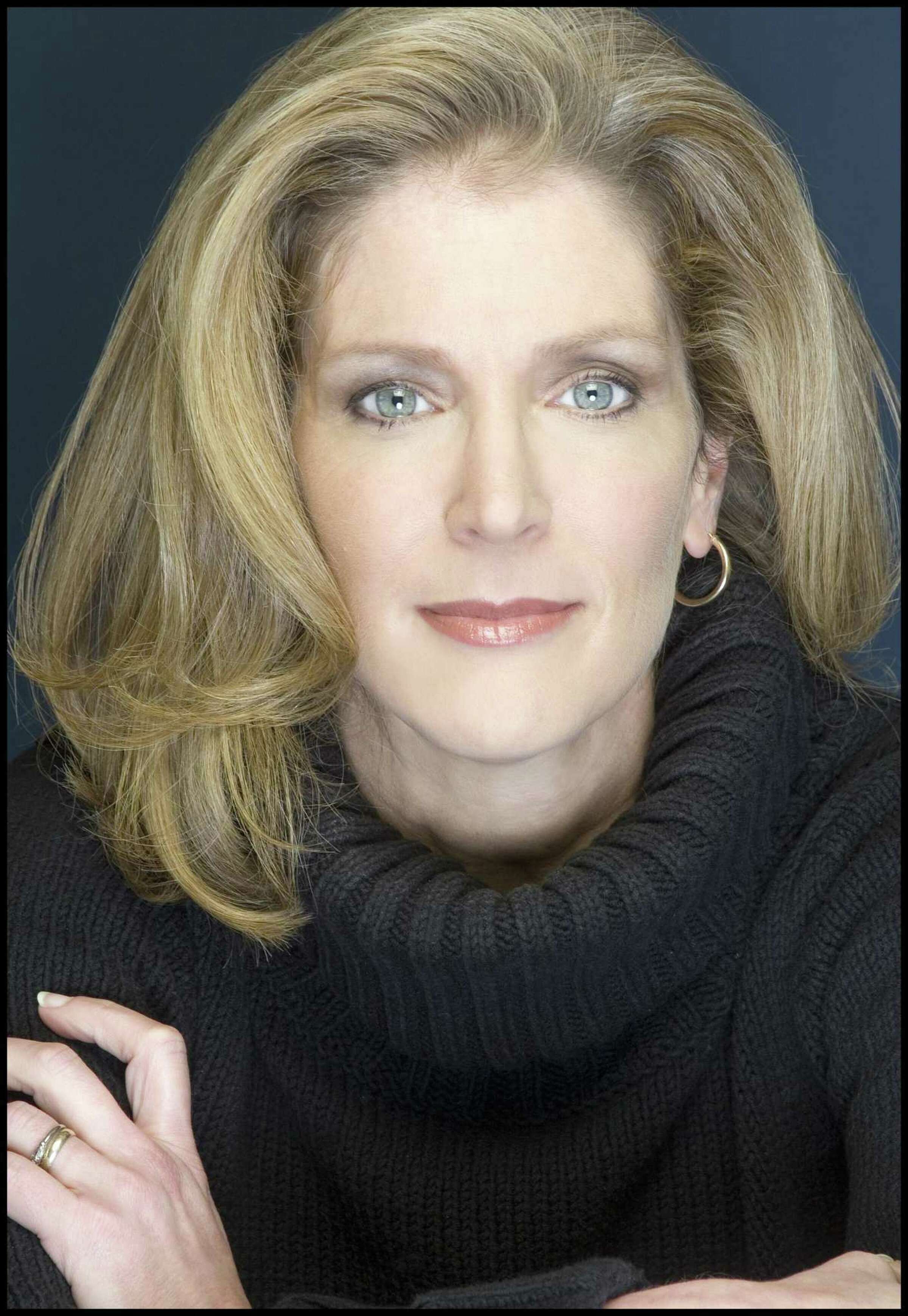 Actress Patricia Kalember tries Gloria Steinem’s tinted eyeglasses on ...