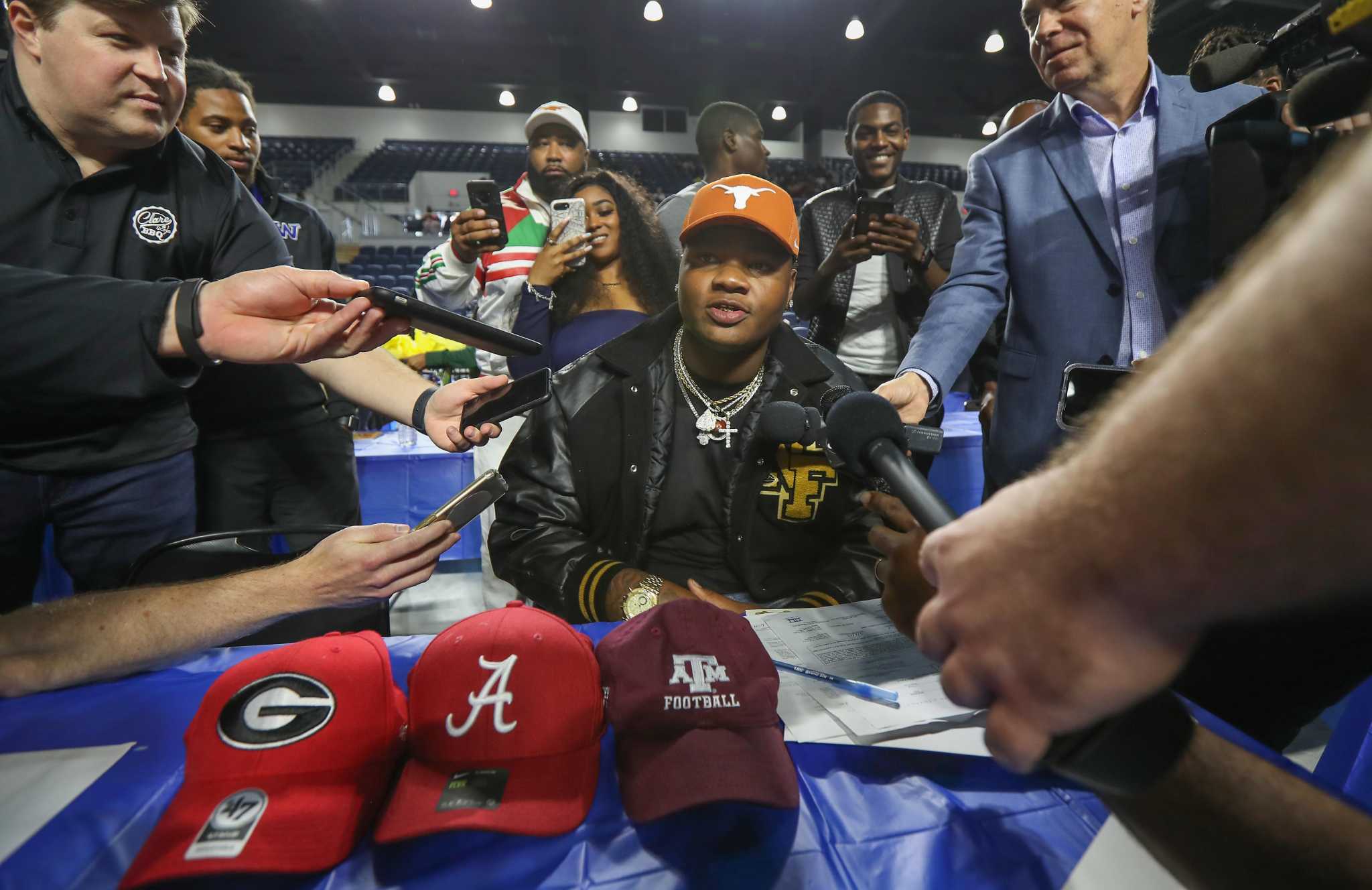 Texas adds a single signee to its top-three recruiting class