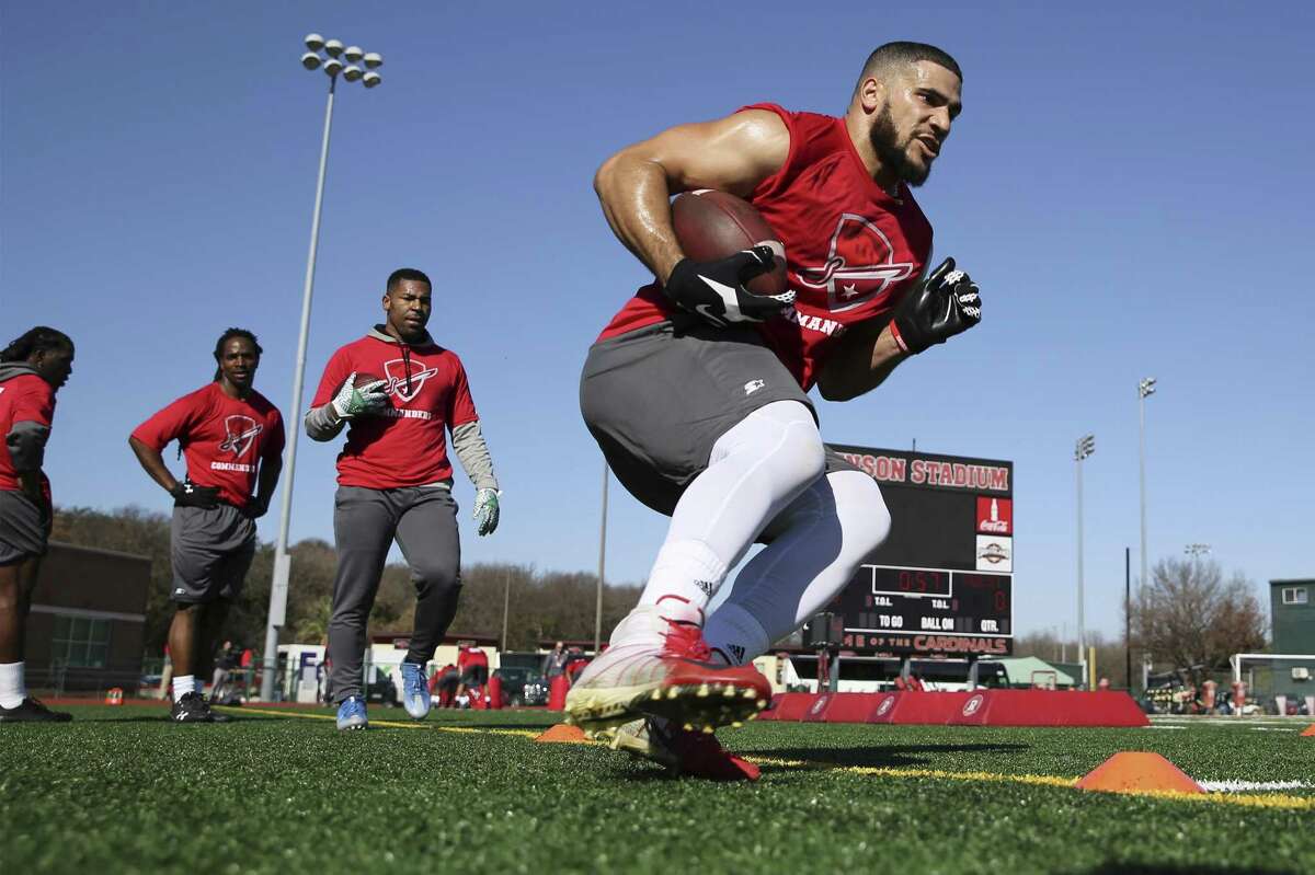 Ex-UH, San Antonio Commanders RB Kenneth Farrow signing with Dolphins