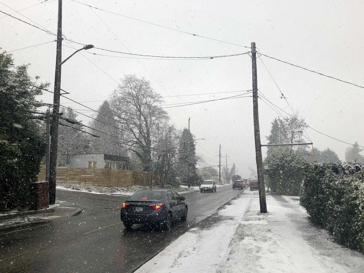 Seattle snow delays flights, grinds traffic to a near halt Friday