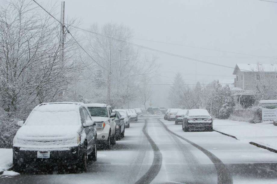 Seattle snow delays flights, grinds traffic to a near halt Friday ...