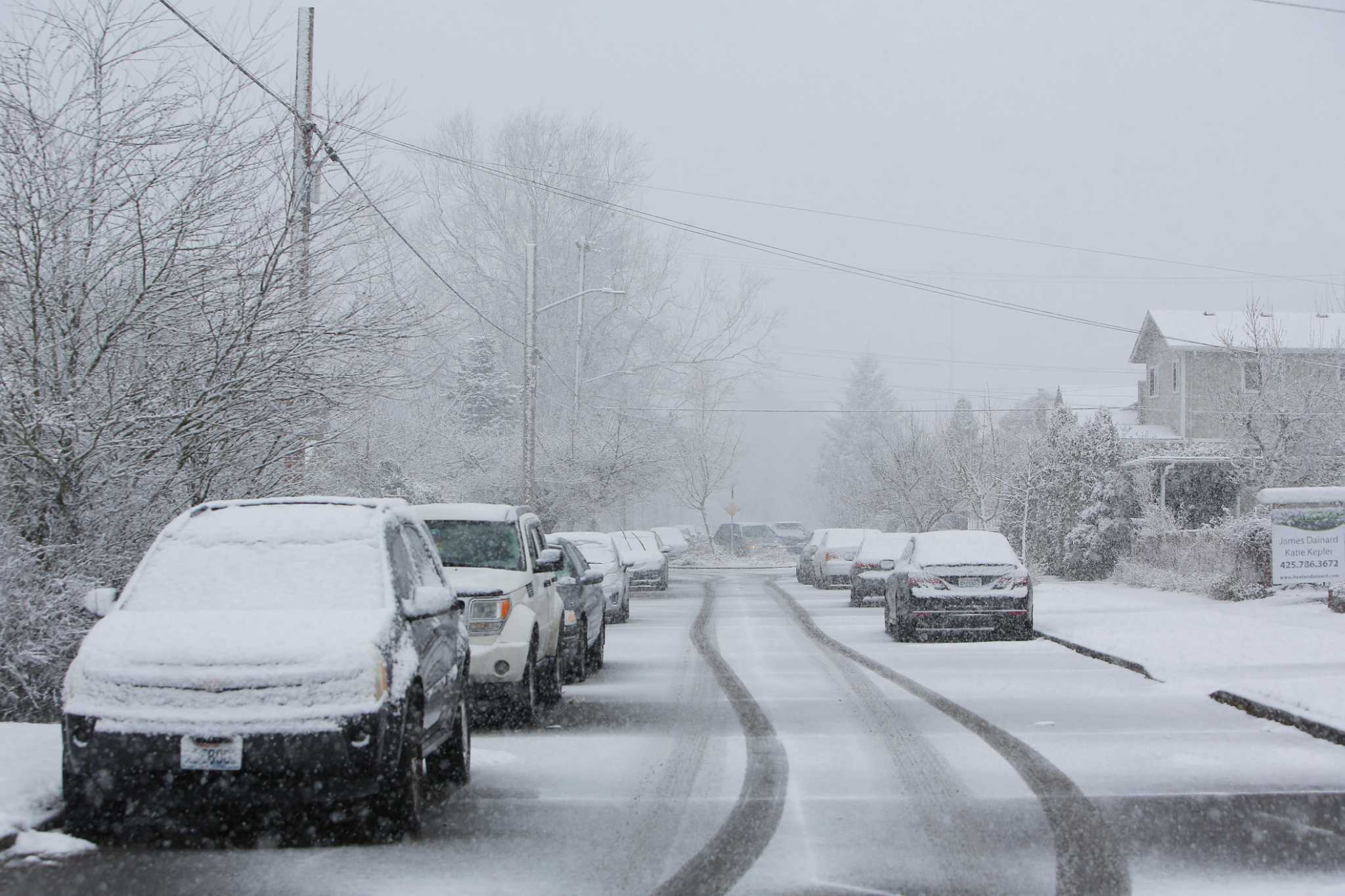 Seattle snow delays flights, grinds traffic to a near halt Friday