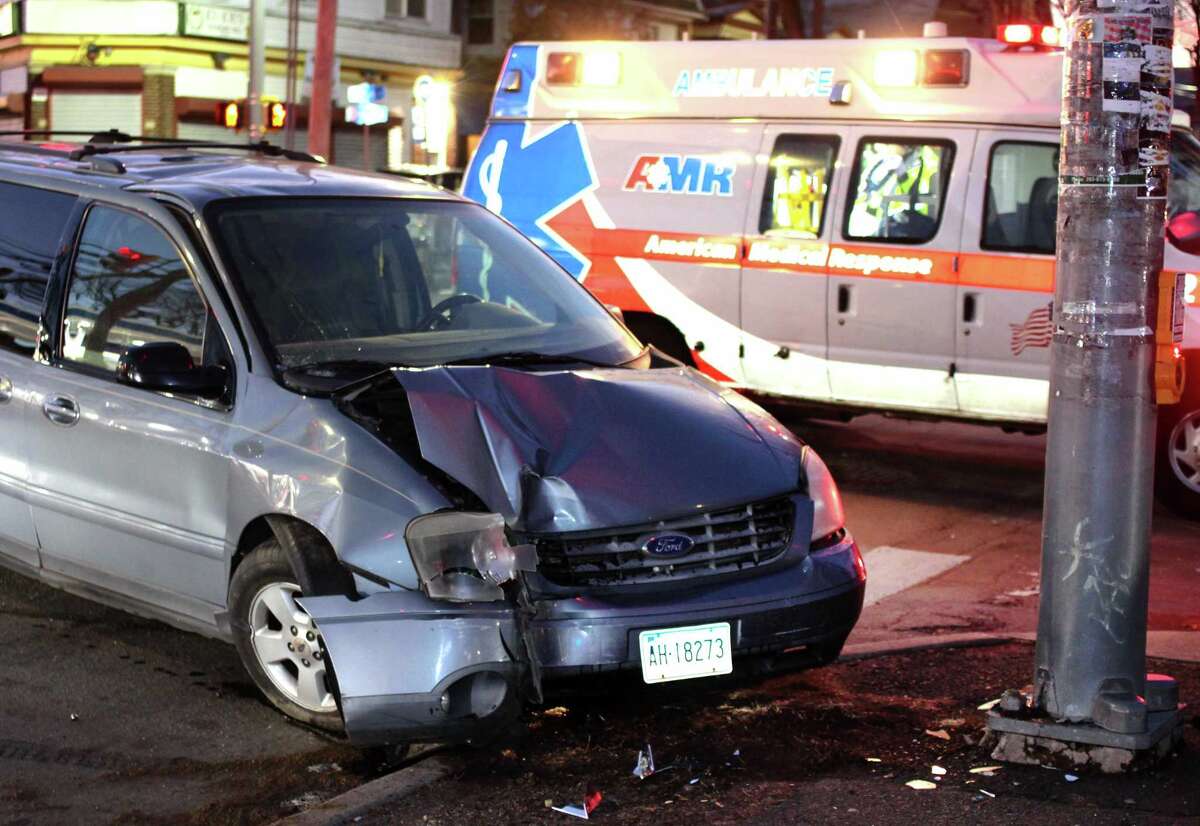 Minivan crashes into pole in Bridgeport