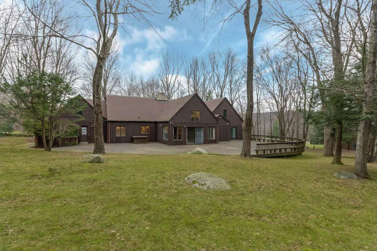 On the Market / Tudor-style ranch close to shops, eateries