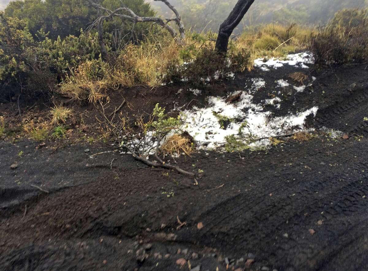Palm trees, cinders and snow: Photos show a rare snowy Hawaii
