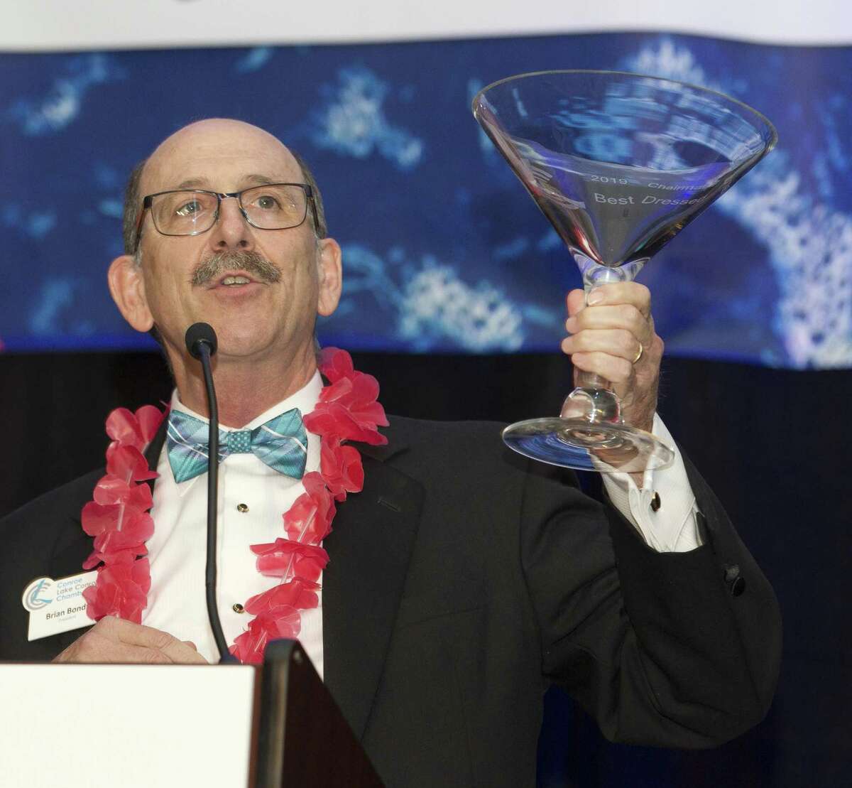 Conroe chamber honors past chairman, welcomes new leader