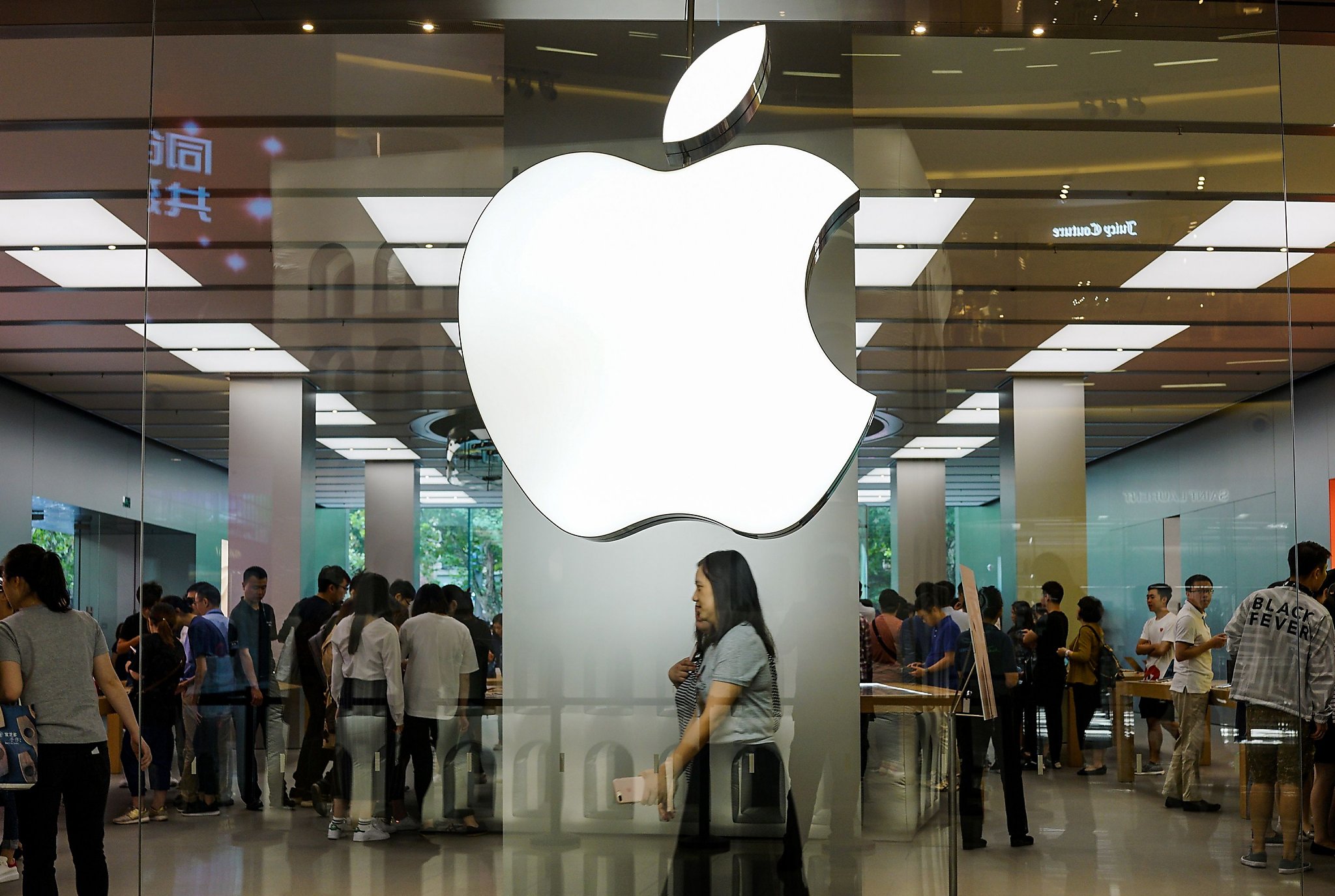 Former Apple compliance lawyer charged with insider trading