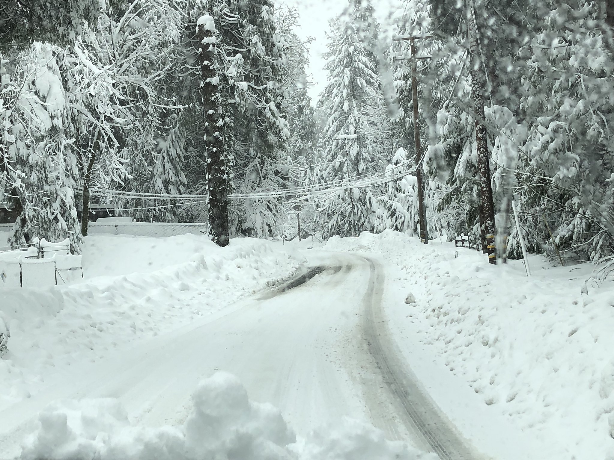 'A dangerous situation': Fights break out as stranded Sierra travelers ...