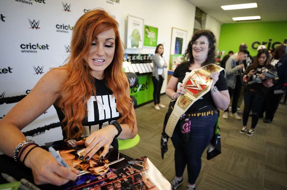 WWE superstar Becky Lynch meets hundreds of Houston fans ahead of ...