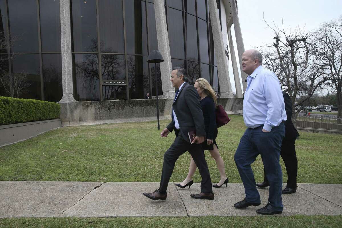 Uresti turns himself in to begin serving prison sentence