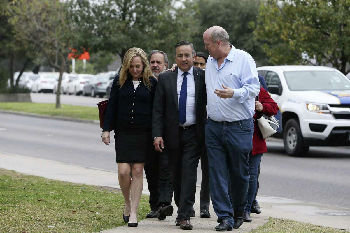 Uresti turns himself in to begin serving prison sentence