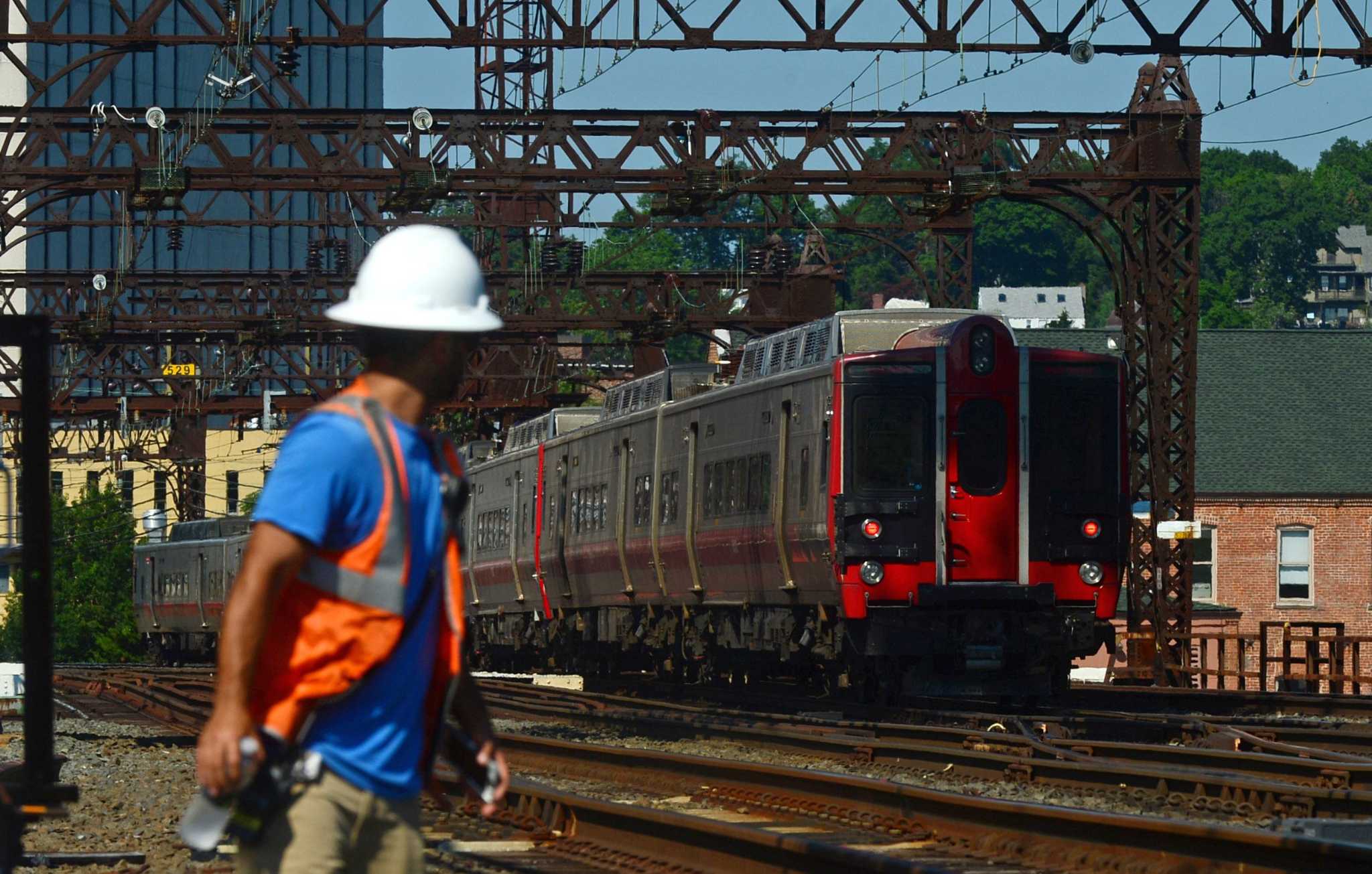 Delays continue on Metro-North trains