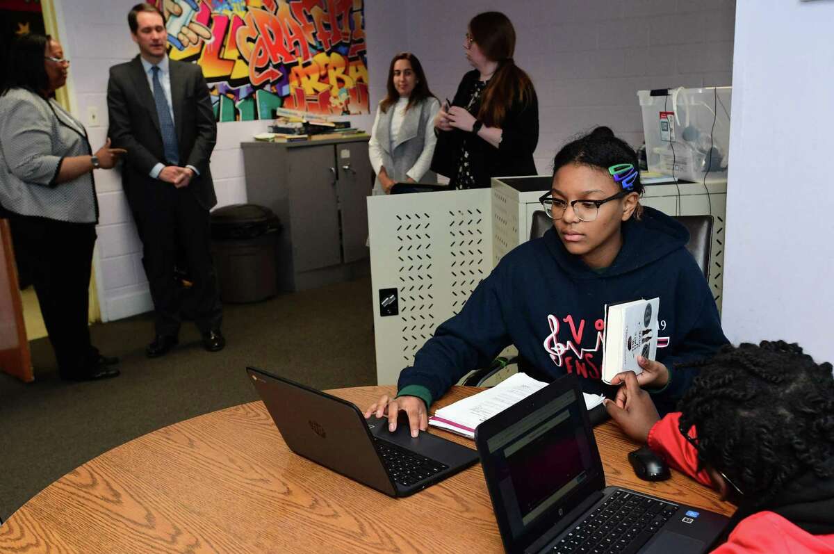 Himes sees Carver Center programs in action