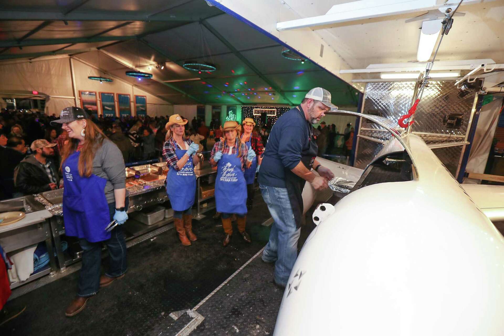 At rodeo’s barbecue cook-off, United team redefines ‘airline food’