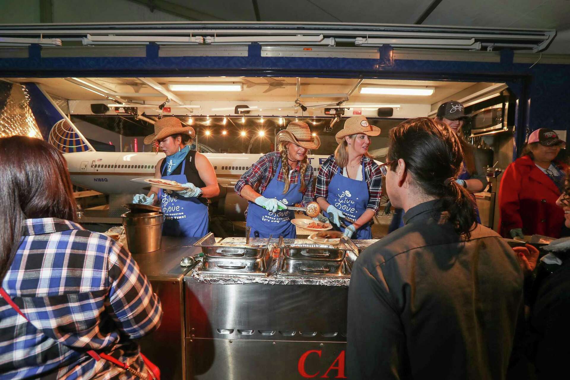 At rodeo’s barbecue cook-off, United team redefines ‘airline food’
