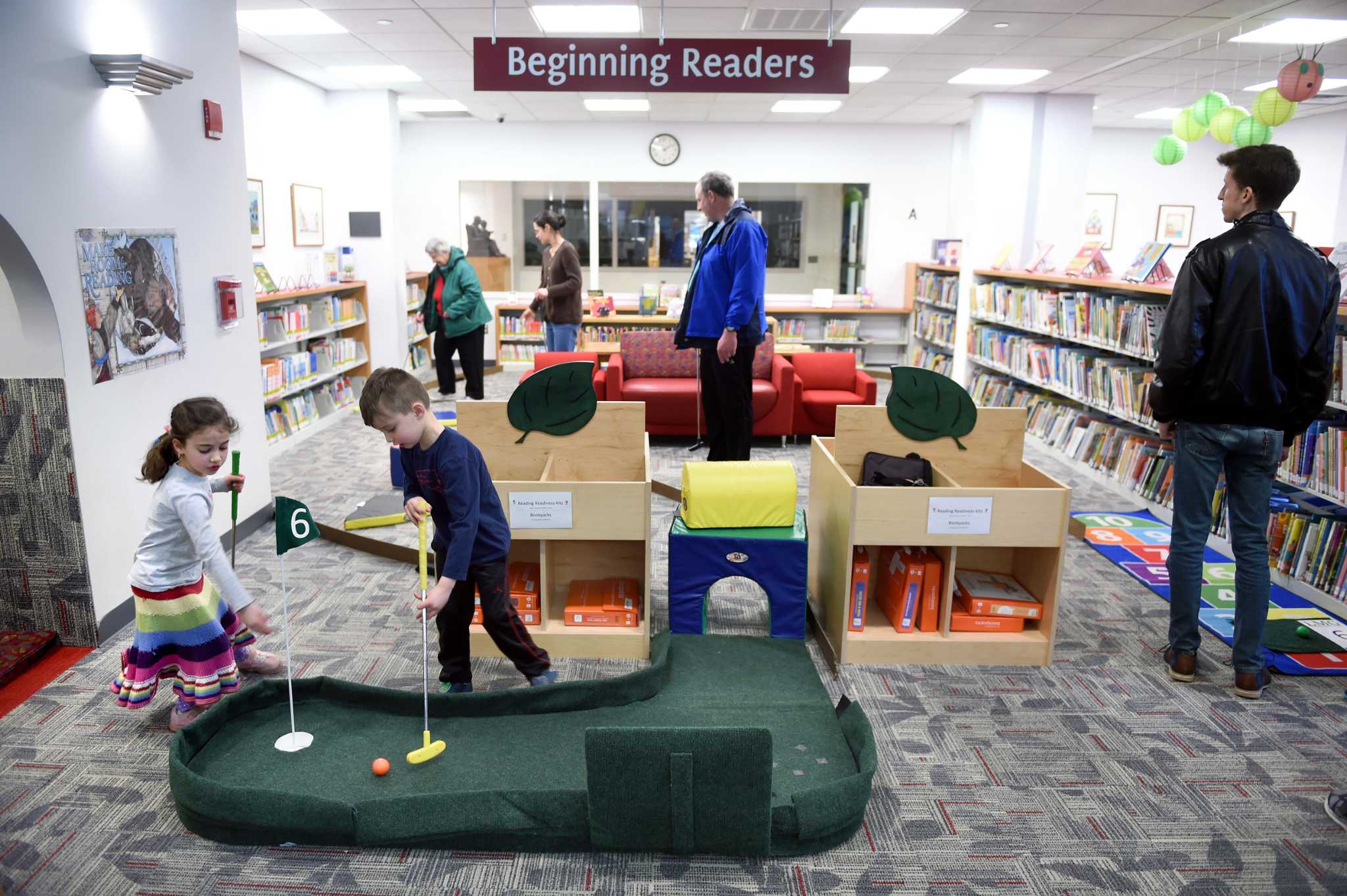 Mini golf event raises money for Wallingford library’s Wonder Room