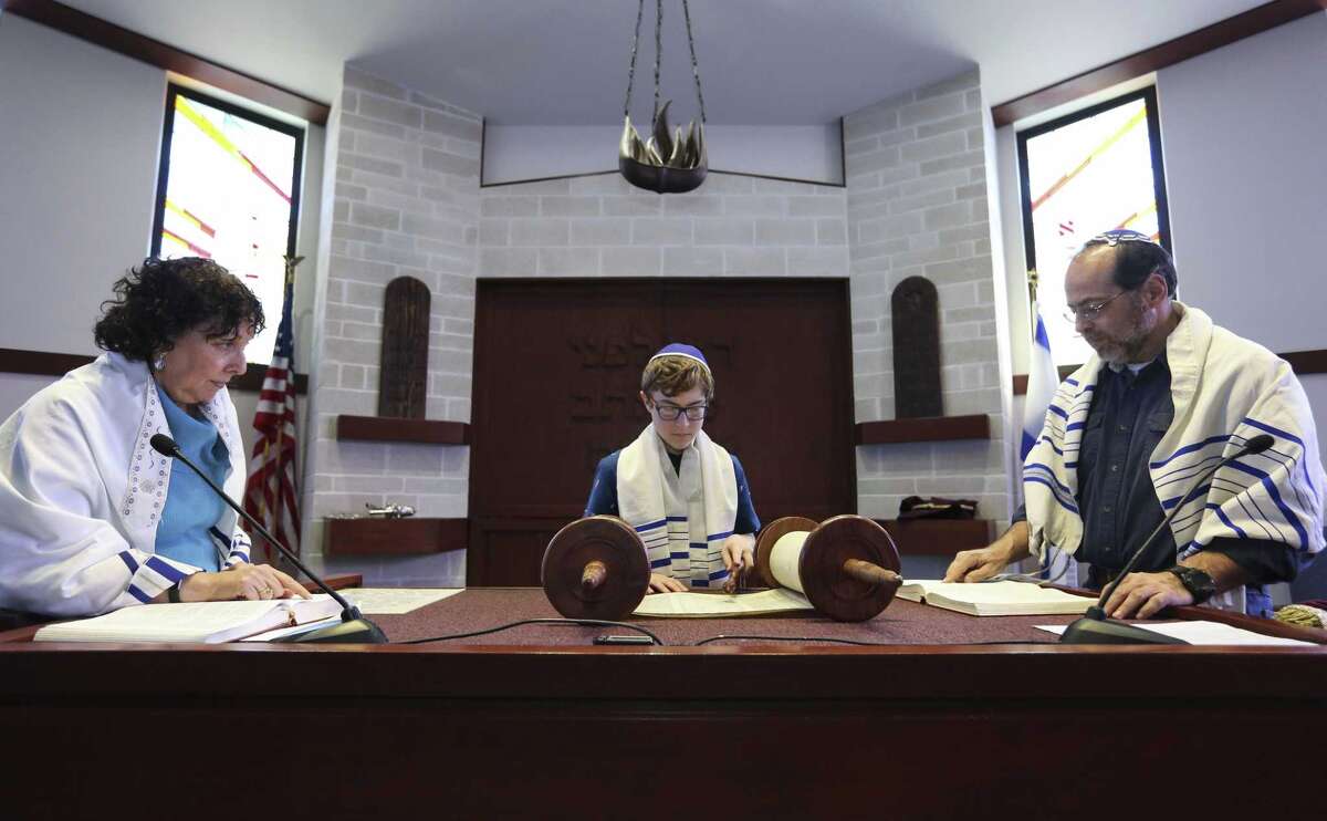 Houston synagogue members unite to save vintage Torah, letter by letter