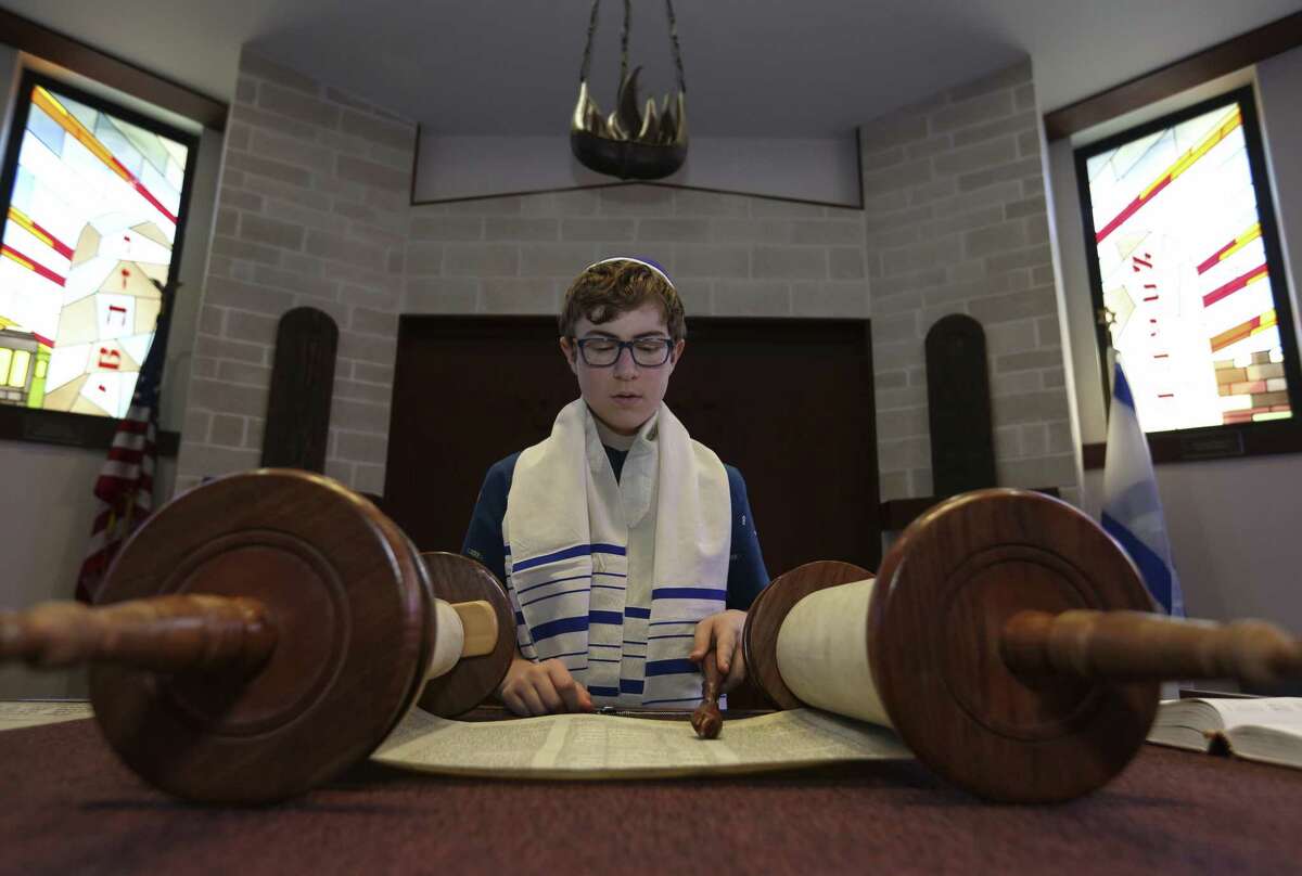 Houston synagogue members unite to save vintage Torah, letter by letter