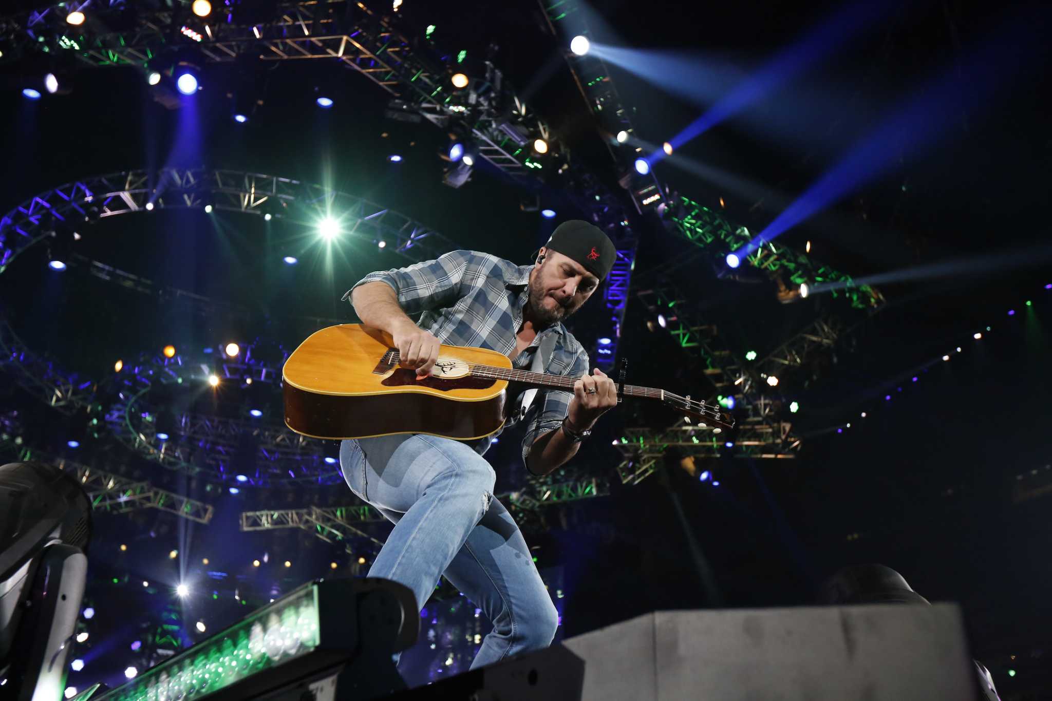 Luke Bryan purrs like a cat at RodeoHouston