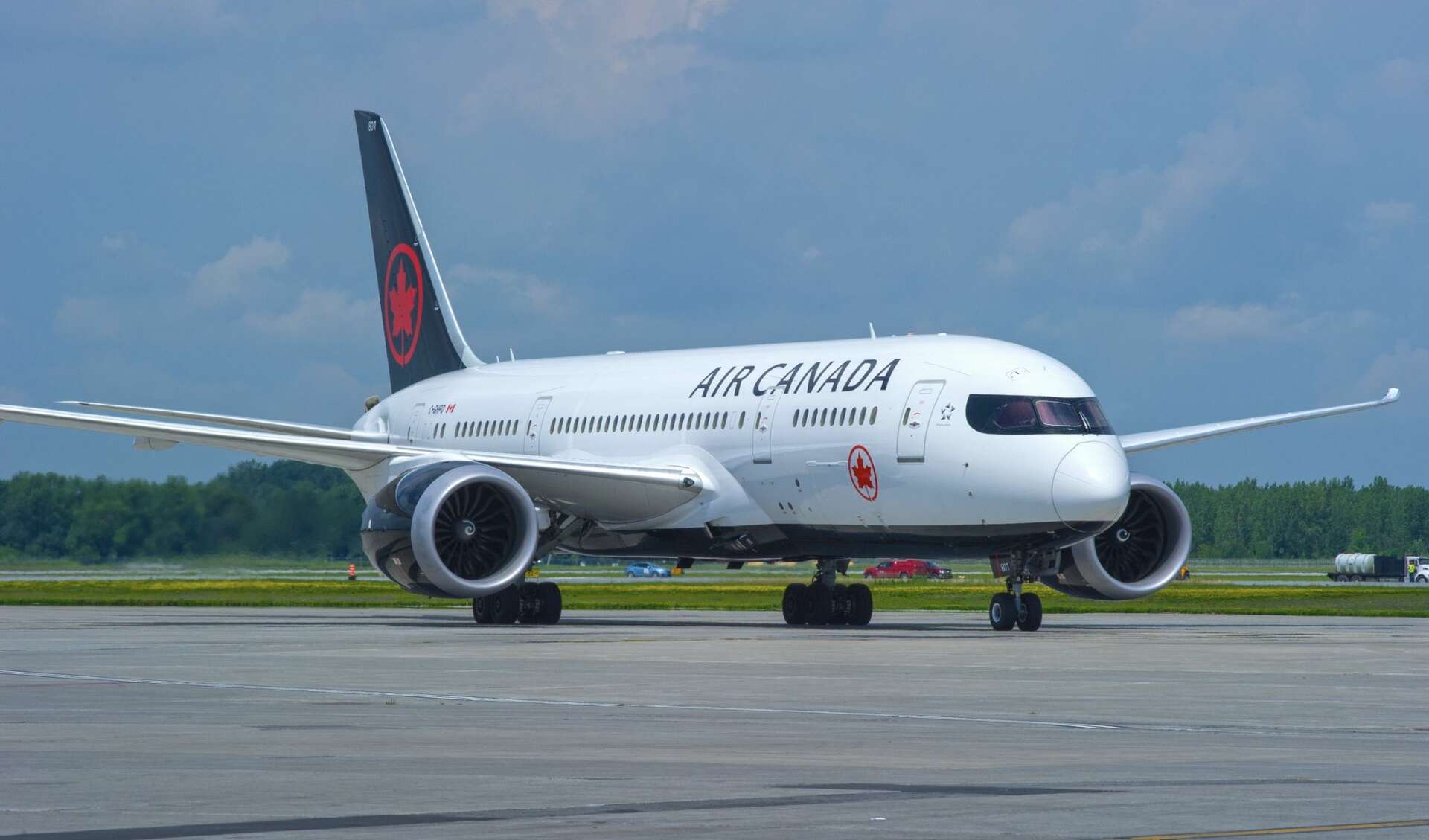 Routes: Rare 747, Delta at Seattle + AA, JetBlue, Spirit, Air Canada ...