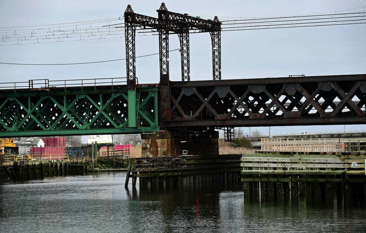 Walk Bridge debate focuses on river’s ‘navigable’ designation